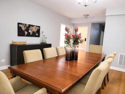 Beautiful Big 3 Bedroom Quiet Apt Near Downtown - Greater Grand Crossing - Chicago