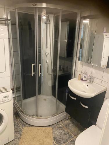 1 To 3 People In House - Göteborg