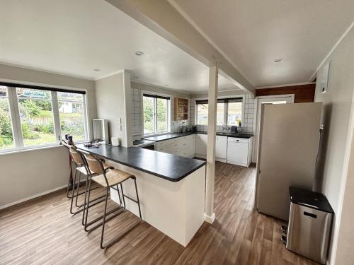Large Bach In Raglan Central - Raglan