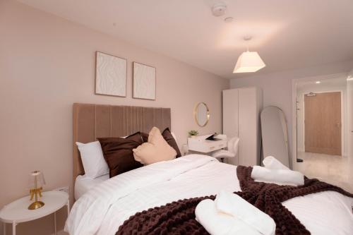 Dockside Luxury Escape, Sleeps 8 With Free Parking - Leeds