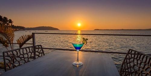 Gs Home On The Bay - Sea & Forest View Glass Studio - Goa