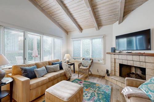 Sunny's Santa Barbara Beach House - Santa Barbara, CA