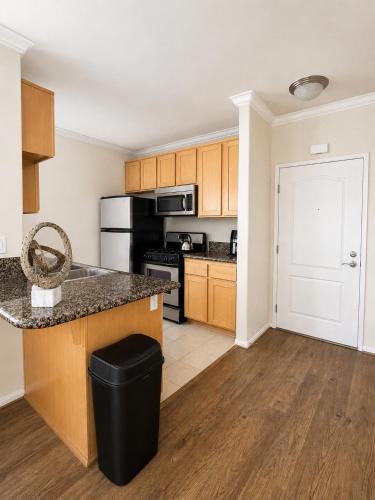 Spacious Retreat In Dtla 1b1b With Balcony -Pool Jacuzzi With City View And Huge Gym - South Park – Los Angeles