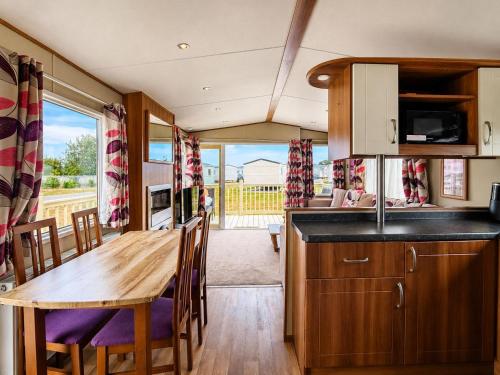 Superb 8 Berth Caravan With Decking At Clacton-on-sea In Essex Ref 28026dw - Clacton-on-Sea