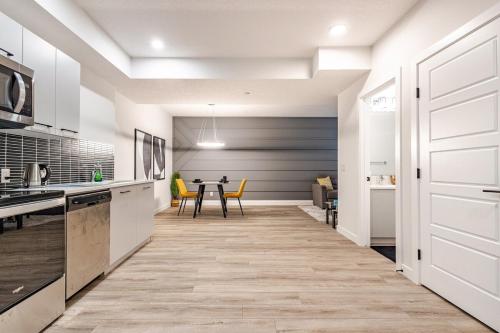 Hotchlair Private Suite With Kitchen, Dining & Cozy Living Area - Alberta