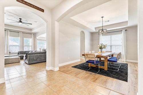 The Woodlands 4br 3ba One Story Retreat W Dual Shower, Ev Friendly, Baby Crib, And Grill - The Woodlands, TX