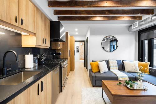 Charming Parkdale Apt Private Patio Sleeps 4 - Toronto