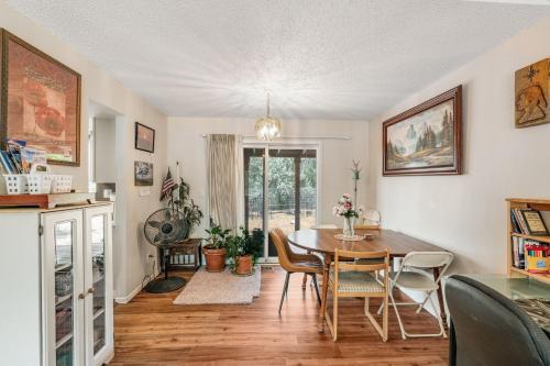 Spacious 3 Br Mountain View Home Colorado Springs - Colorado Springs, CO