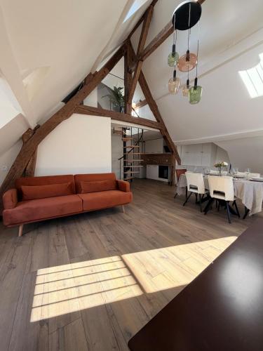 Apartment With Cathedral-style Living Room, Unique Character - Étampes