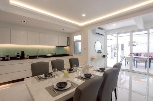 Newly Renovated Townhouse Steps From The Beach - Hua Hin