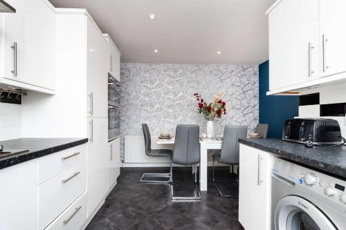 Fife Coast Stay With Parking & Garden In Rosyth - Wifi - Dunfermline