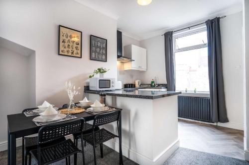 Stylish 2-bed Home In Bishop Auckland By Mcpi Hosting, Perfect For Business & Contractors - Auckland Castle