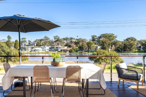 Lakefront Home I Walk To Terrigal Beach - Central Coast