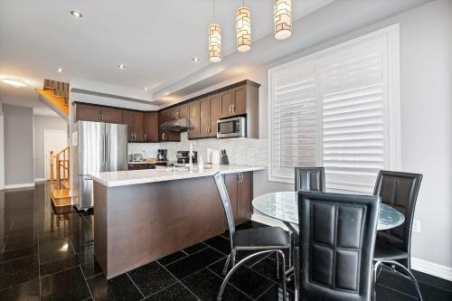 Amazing Spacious House In Heart Of Richmond Hill - Markham