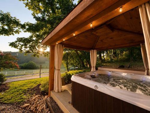Farm Silo With Mountain Views & Hot Tub - Chattanooga, TN
