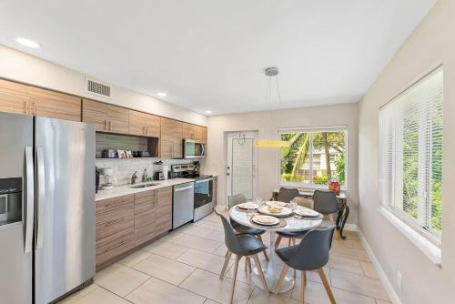 2br 1ba Renovated Beach Apt In A Small Building - Riviera Beach, FL