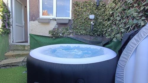 Cosy Hideaway With Hot Tub - Cardiff