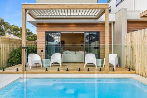Carr Street Pool House Barwon Heads, Sleeps 10, Elevator, Heated Pool, 5 Bedroom, 3 Bathroom - Ocean Grove
