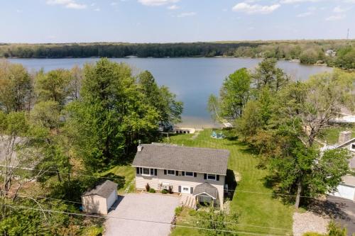 The Bear Creek Lake House: Lake-front | Kayaks | Fire Pit | Grill | Beach - Palmerton, PA