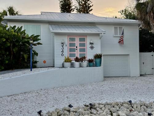 Walk To Siesta Key Beach - Family & Pet Friendly - Private Saltwater Pool - Fenced Yard -Gourmet Wol - Sarasota, FL