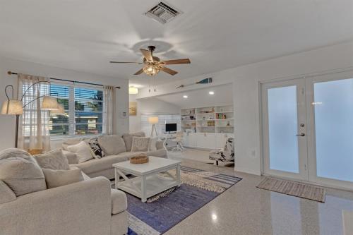 7-person Luxury Spa, Fenced Tropical Backyard Paradise, Beach Vibe - Miramar, FL