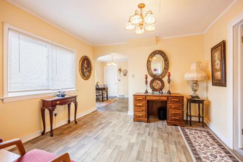 Room A1 King Bed Shared Bathroom Washer Dryer Air Purifier 75 Tv - Rochester, NY