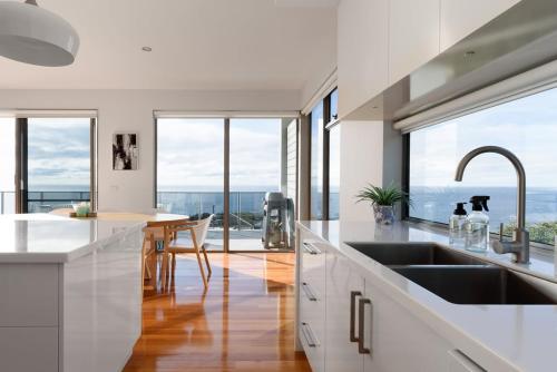 Coastal Retreat With Breathtaking Ocean Views - 伯爾尼
