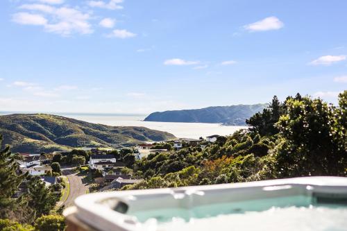Piris Place - Private Spa, Harbour Views & Trails - Porirua