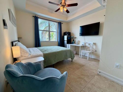 New Sun-filled Queen Studio Near Beach - Bonita Springs, FL