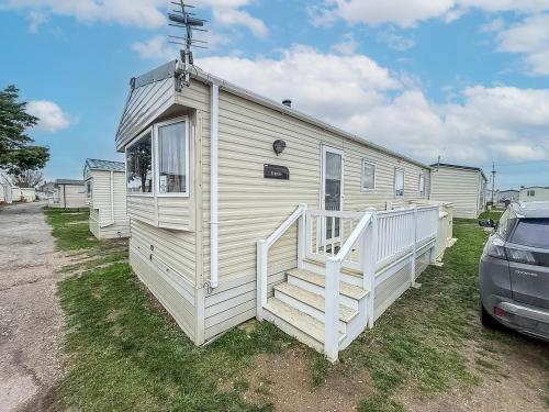6 Berth Caravan With Side Decking At Suffolk Sands Holiday Park Ref 45054c - Felixstowe