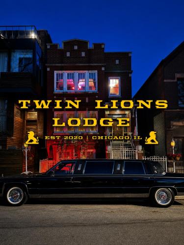 The Twin Lions: Bespoke Travel Lodge W/ Speakeasy* - シカゴ
