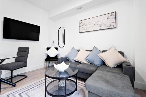 2br Cozy Retreat, Close To Falls With Free Parking & Wine - Niagara Falls