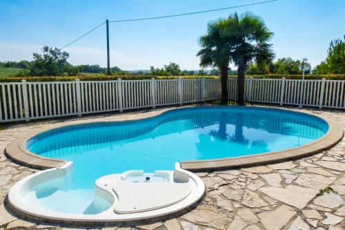 Villa Confortable Proche D'ornezan Avec Piscine Privee - Gers