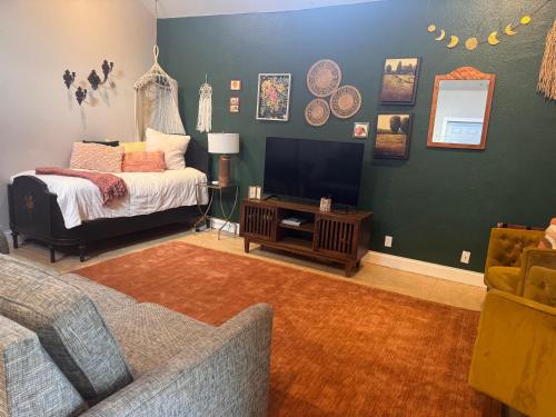 “The Clementine” Boho Home In Orlando’s Food Scene - Orlando, FL