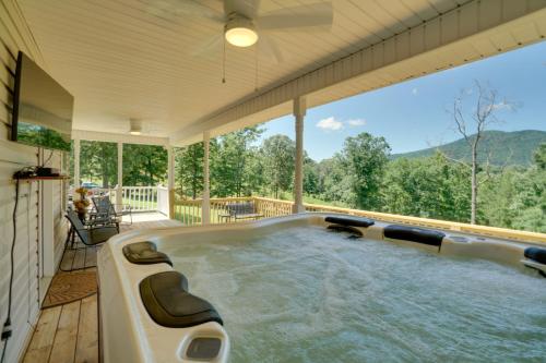 Hot Tub + Mtn Views: North Georgia Group Escape! - Dahlonega, GA