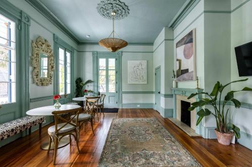 Innkeepers Quarters Queen Suite With Breakfast - Charleston, SC