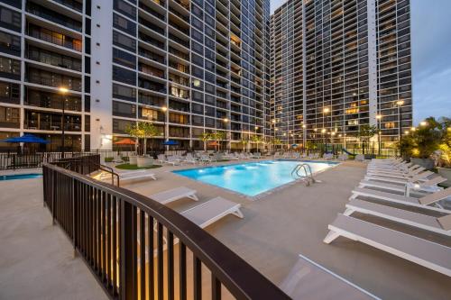 Waikiki Banyan Oceanfront Condo 30th Floor - Honolulu, HI