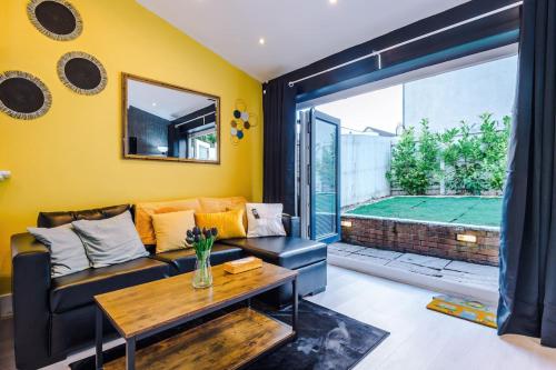 Salford 4 Bed House - Free Parking - Sleeps 7 - ソルフォード