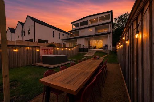 Dallas Retreat Hot Tub Fire Pit Evcharger - Dallas, TX
