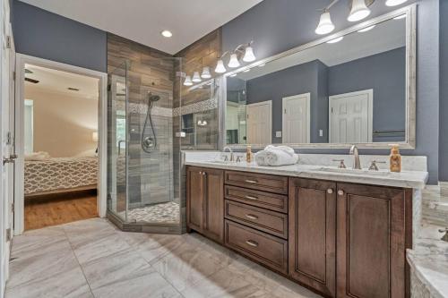 The Woodlands 4br Executive Retreat - Ev, Baby & Pet Friendly, Near Hospitals & Shopping - The Woodlands, TX