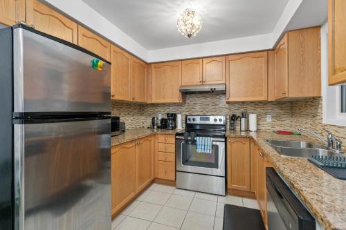 Semi-private Townhouse - 3 Bedrooms, 4 Beds, Free Parking, Wifi, Netflix, - Hosted By Matthew - Toronto