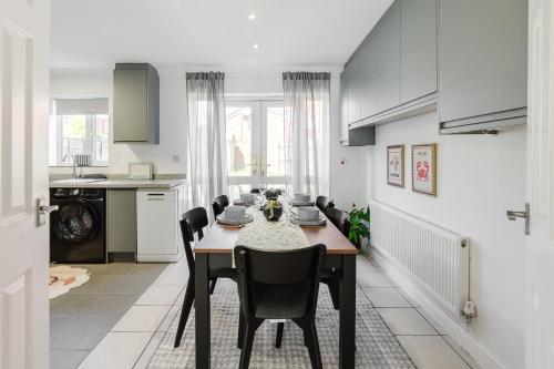 Sleeps 10, Modern 5-bed House Near Manchester City Centre, Free Parking - Manchester
