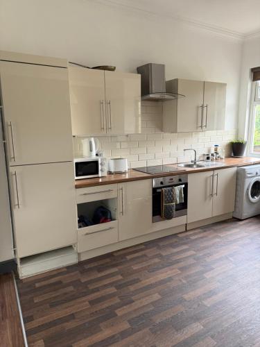 Lux Spacious 3br Entire Apartment - Wakefield, UK