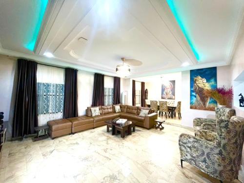 Deluxe Indulgence Hotel & Suites - Abuja