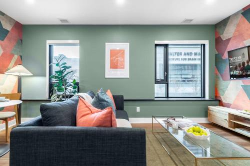 Sleek Downtown Toronto Stay Cafes Shops Nearby - Toronto