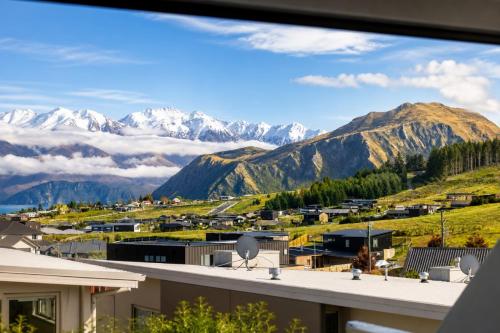 Alpine Vista With Mountain Views, Pool And Spa - Wanaka