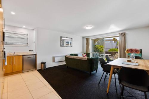 Resort-style 2br Alpine Apt | Pool, Spa & Garage - Wanaka