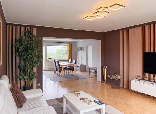 Große Moderne Designer-wohnung Fur Urlaub Und Business - 3 Schlafzimmer, Balkon, Kuche, Buro Und 2 K - Bayreuth