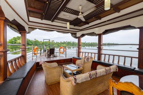 Aqua Castle Houseboat - By Aqua Jumbo Houseboats - Alappuzha