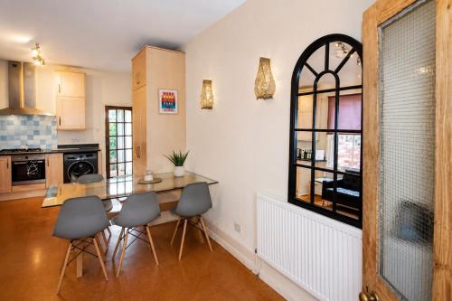 Bostock Villa, Northampton Centre, Private King Rooms, Free Parking - 北安普頓